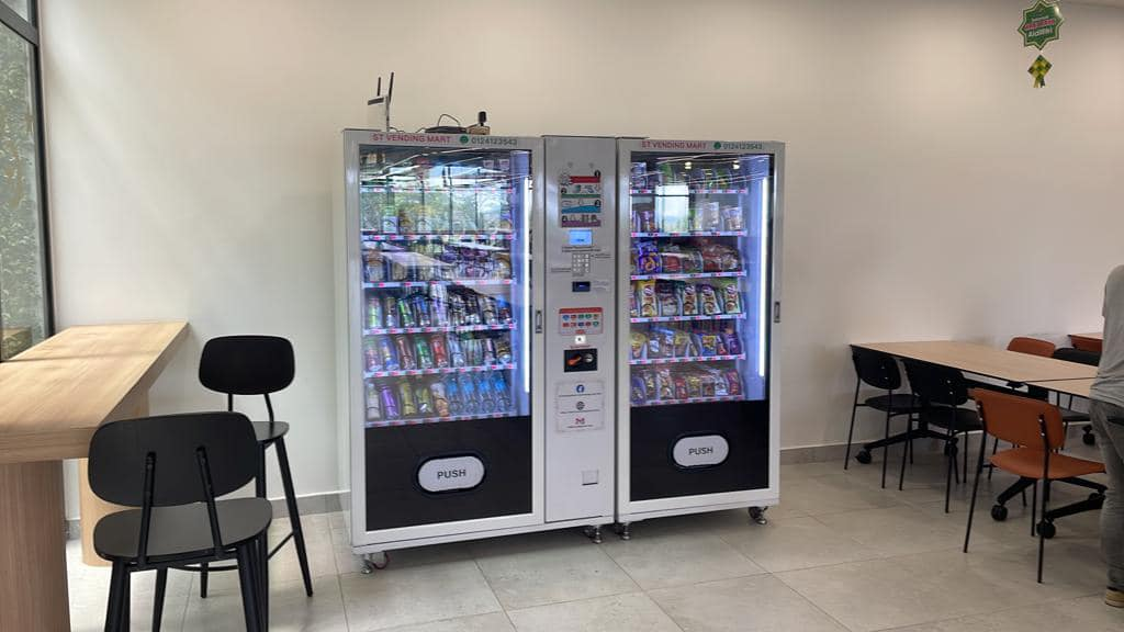 outdoor waterproof snack drink vending machine with shelter